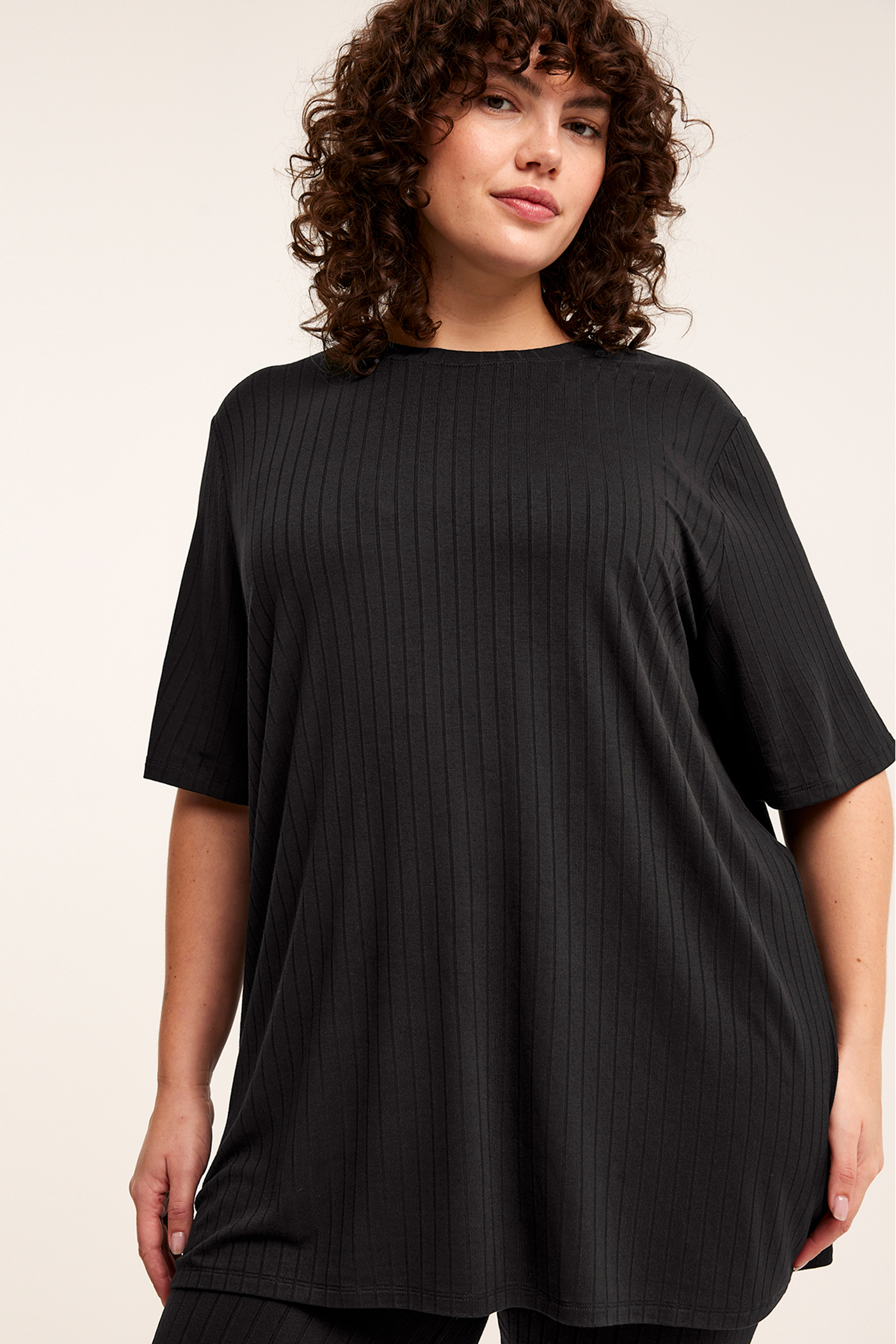 Lång ribbad t-shirt | Svart | Dam | Kappahl