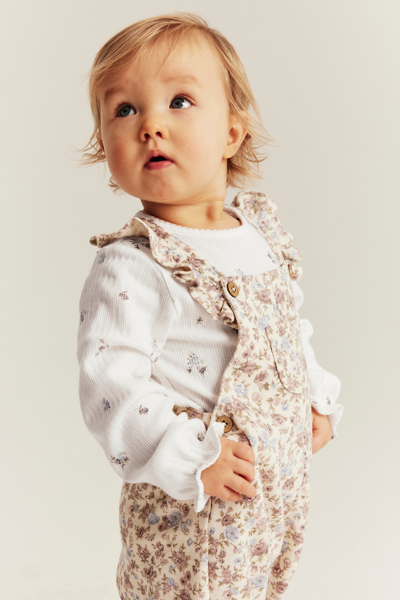 Blomstrete body i ribbetrikot | Offwhite | Baby | Newbie